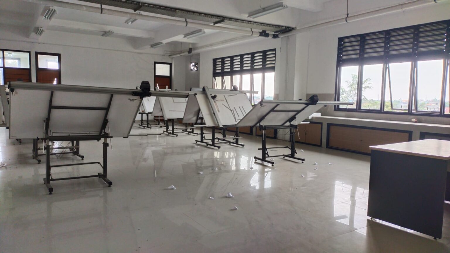 Laboratorium Menggambar Teknik - Teknik Industri